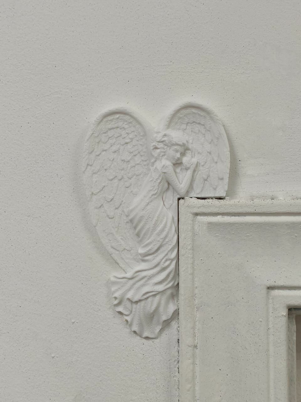 Статуэтка - ангел на левый дверной косяк