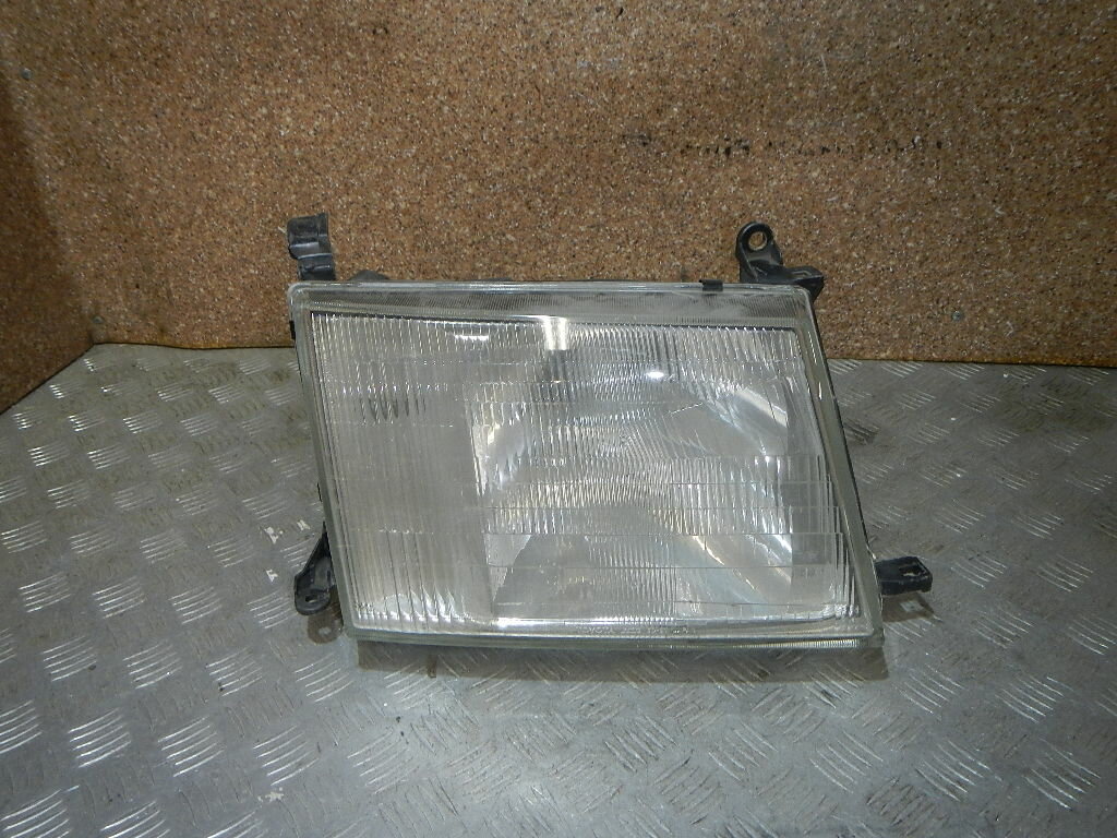 Б/У Фара правая, Toyota (Тойота)-LAND CRUISER 100 (98-07) TOYOTA LAND CRUISER 100 (98-07) Галоген,-05 Грязь и влага внутр...