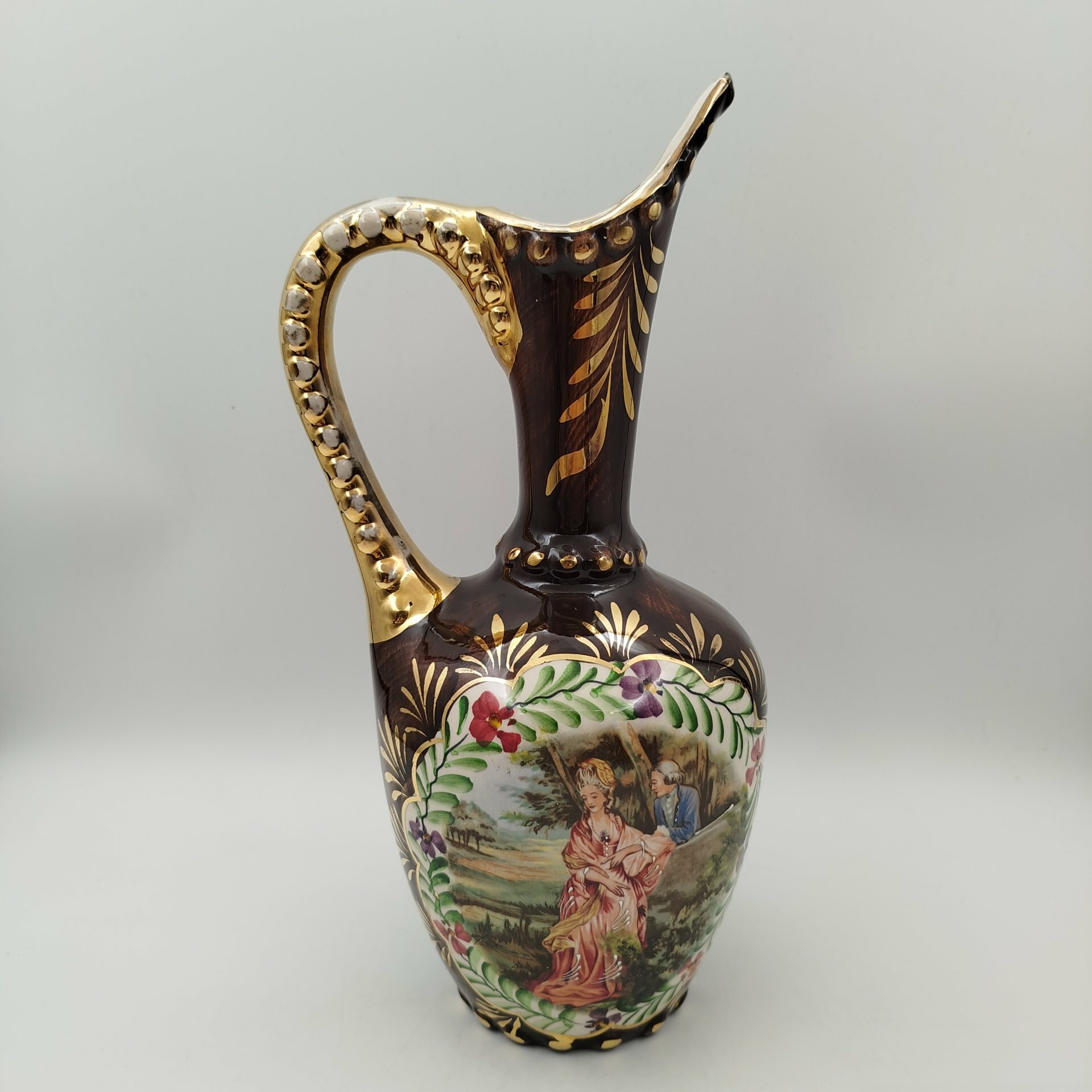 Кувшин декоративный, украшенный изображением галантной сцены, фаянс