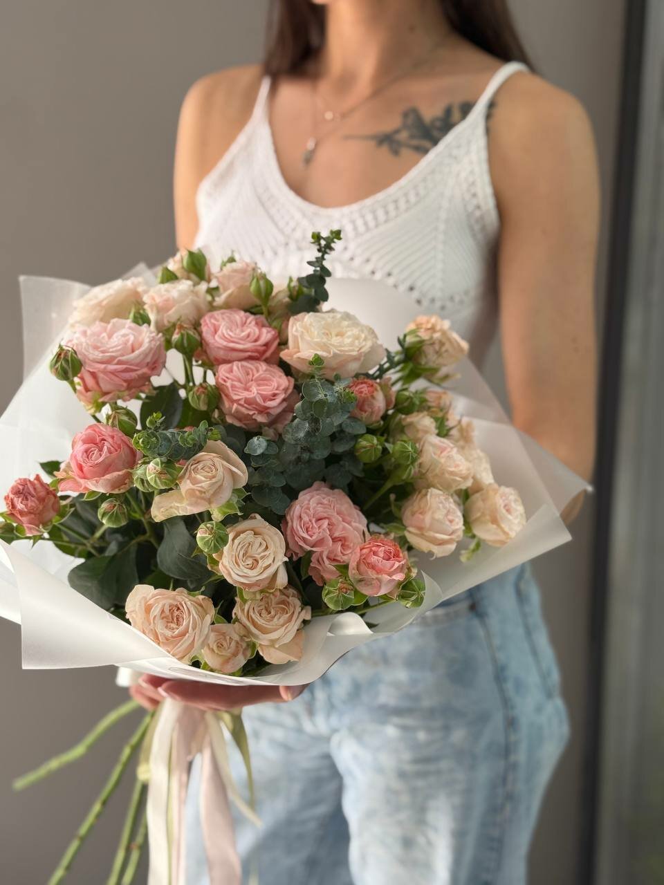 Букет из кустовых роз Бомбастик с эвкалиптом