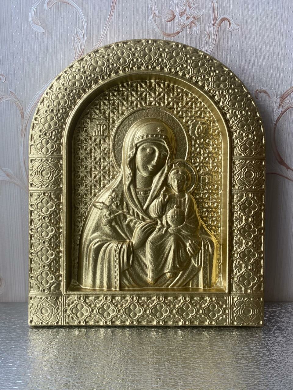 Икона Пресвятой Богородицы Неувядаемый цвет. Ручная работа. Гипс. Имитация позолоты.