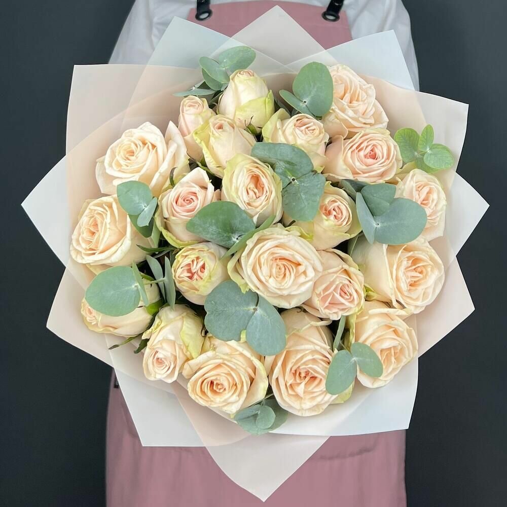 Букет живых цветов. Кремовые пионовидные Розы 21 шт и Эвкалипт