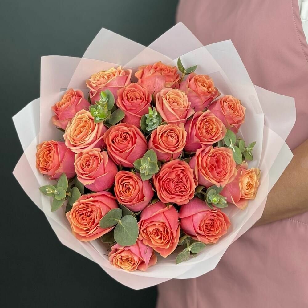 Букет живых цветов. Коралловые пионовидные Розы 21 шт и Эвкалипт