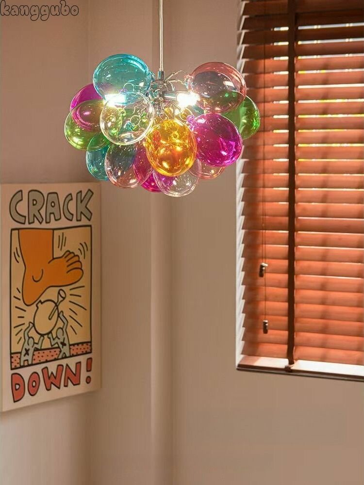 Люстра-пузырь из цветного стекла