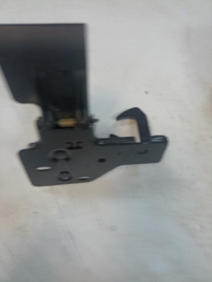 Замок капота (крюк) VW 6L0823480C