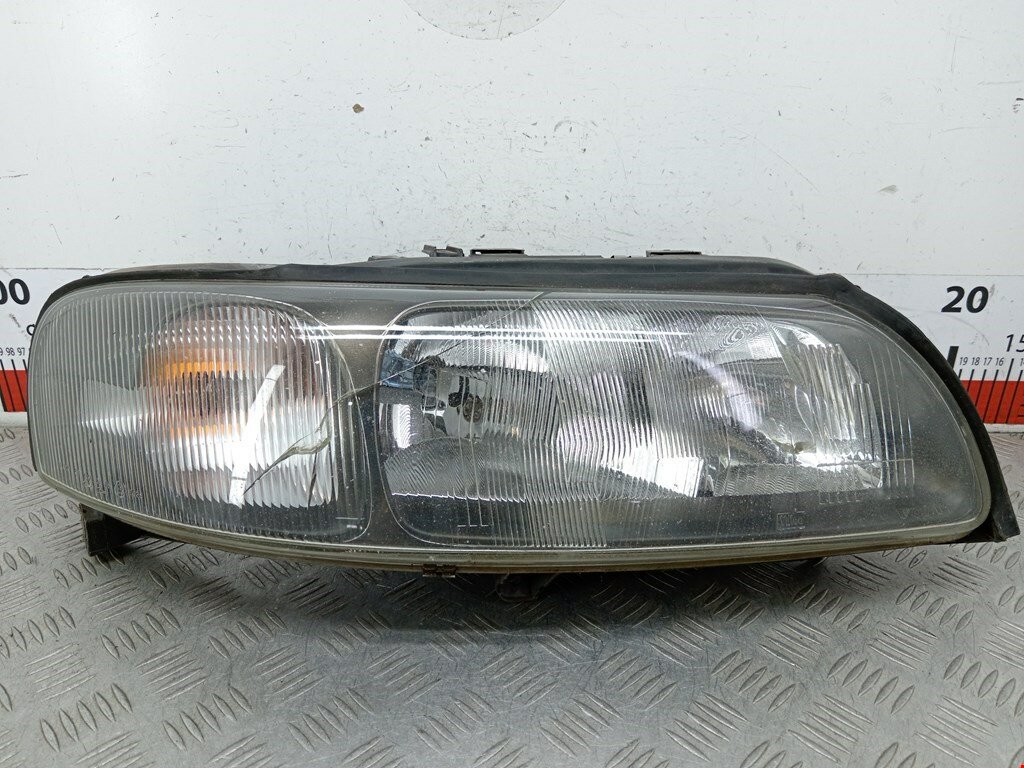 Фара правая Volvo V70 2 30655904 арт. 2232126