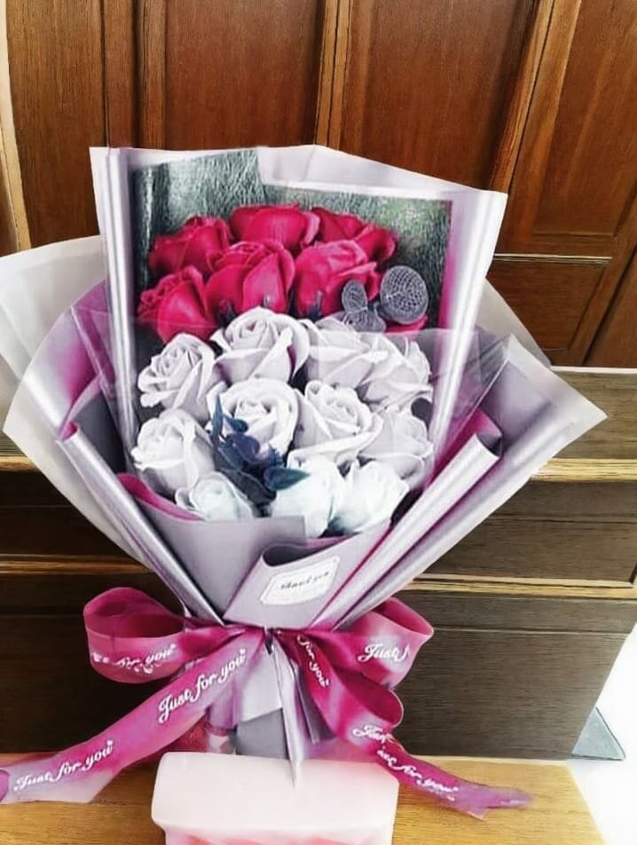 Букет из мыльных роз "Розовый сад", 25-30см, цвет белый/ розовый, 21 роза