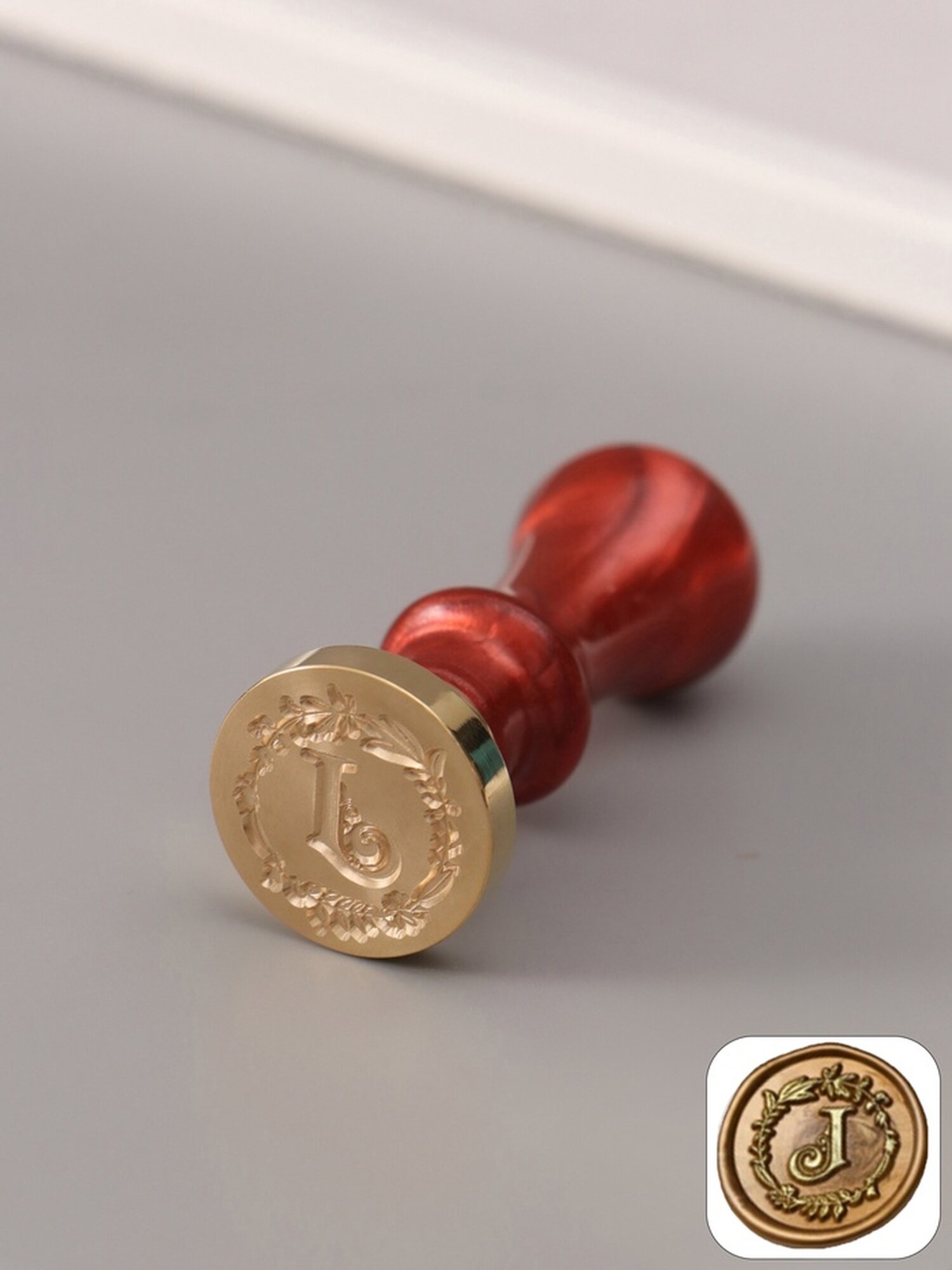 Печать для сургуча с пластиковой ручкой «Венок с буквой J», 2.5×2.5×6.3 см