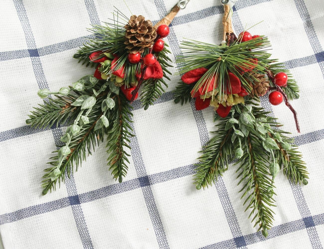 Хвойная ветка аленький цветочек на клипсе, хвоя литая+леска, 23 см, 2 шт, Kaemingk 681037