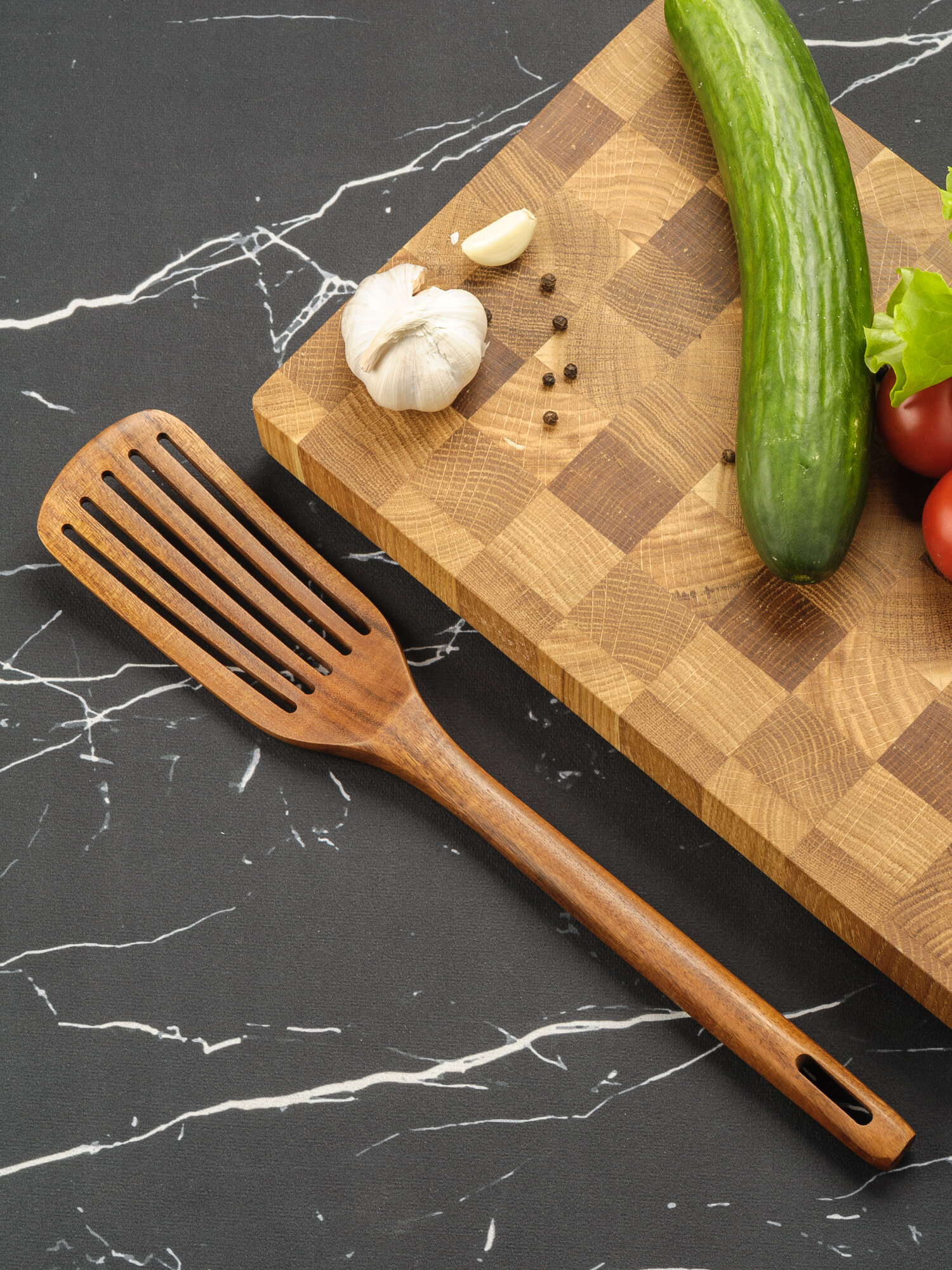 Лопатка кухонная, кулинарная Mirus Group из дерева тик, 34 см / Лопатка деревянная кухонная, перфорированная