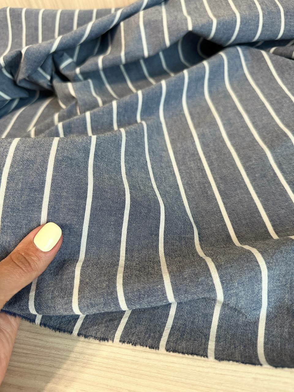 2м. Вареный (стираный) хлопок полоску. Ткань для шитья. Ширина 250 см. Цвет синий джинс с белым