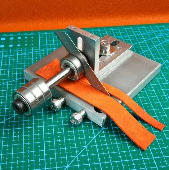 Инструмент для нарезания полос из кожи (ремнерез настольный)