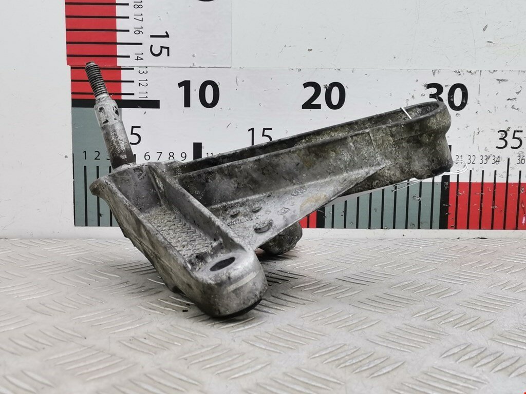 Кронштейн (крепление лапа траверса) кпп Renault Modus 8200043084 арт. 2220785