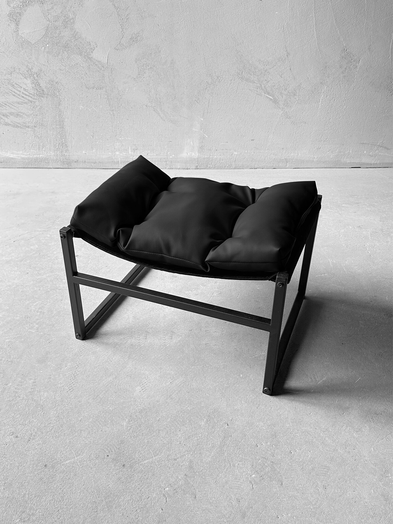 Пуфик под ноги кожзам черный для дома для офиса для кресла уютный стильный компактный