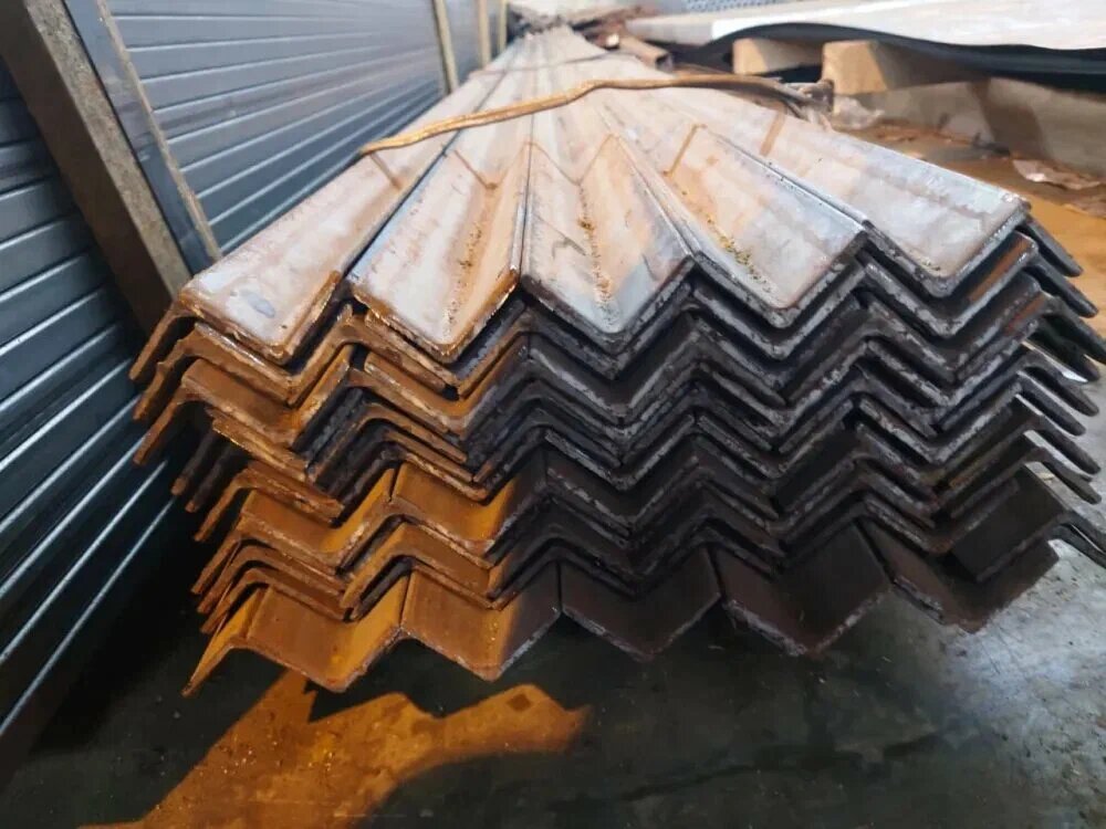 Уголок металлический Ст3сп 25x25x3 мм, горячекатаный, для строительства