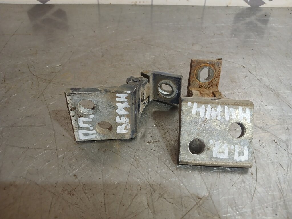 Петля двери передней правой верхняя VW Golf 3 Vento 91-97