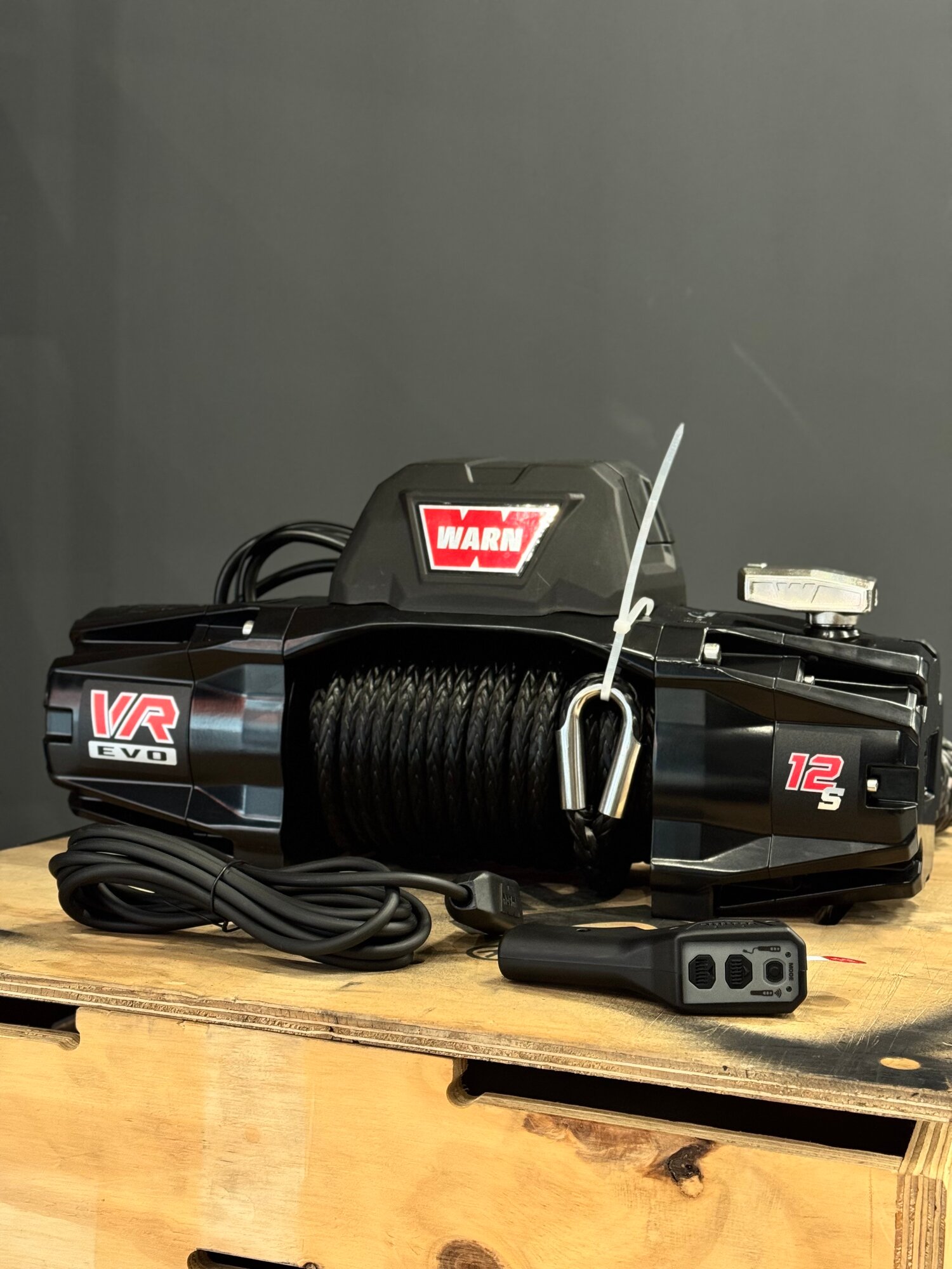 WARN VR EVO 12-S лебедка с синтетическим тросом и радиоуправлением