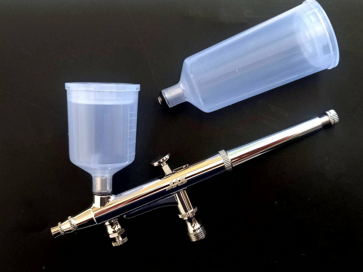 Аэрограф 1143 с двойным независимым управлением, с двумя сменными ёмкостями, ограничителем подачи краски