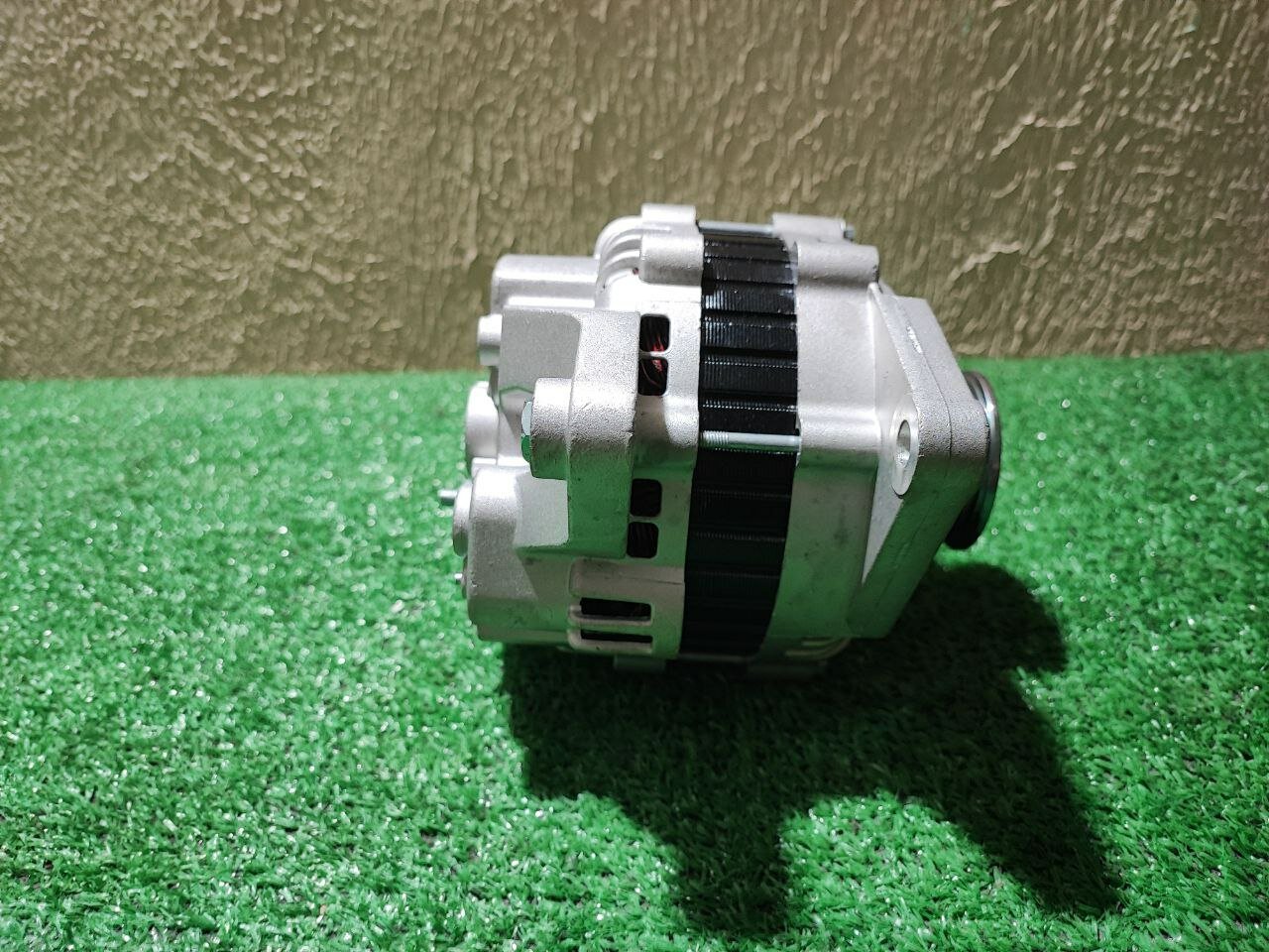 Генератор Mitsubishi 2 конт. фишка сбоку MD370480 6G72 6G74 LWDMD370480