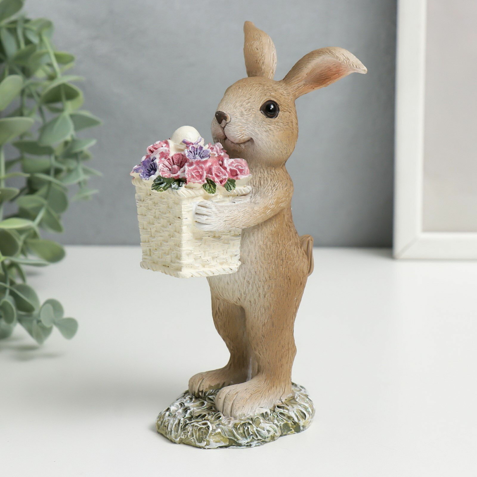 Фигурка полистоун "Зайчик с корзиной цветов", 15x7x8 см, тематика праздника: 8 марта