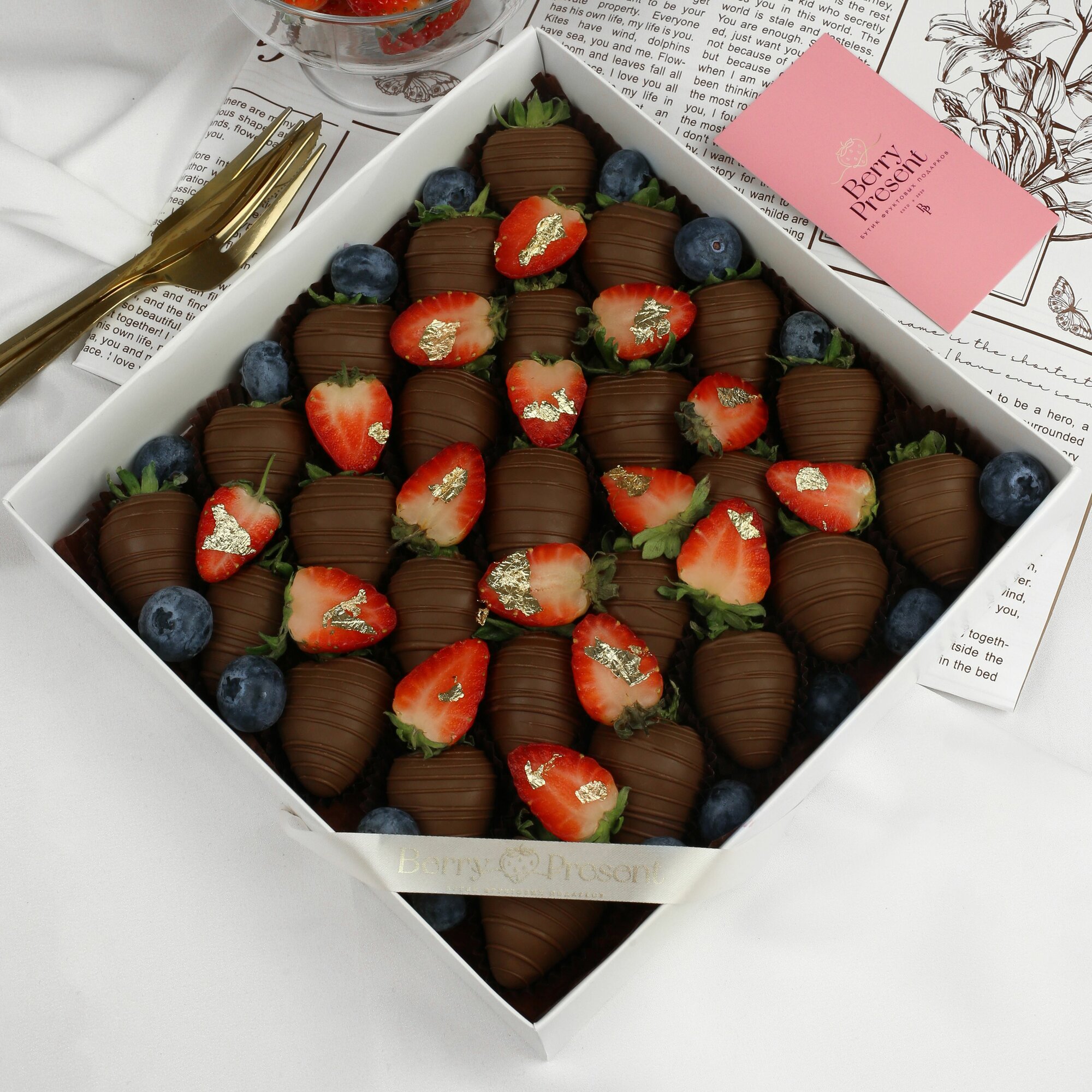 Клубника в шоколаде в коробке Набор "Клубничная классика" 25-30 ягод Сладкий подарок