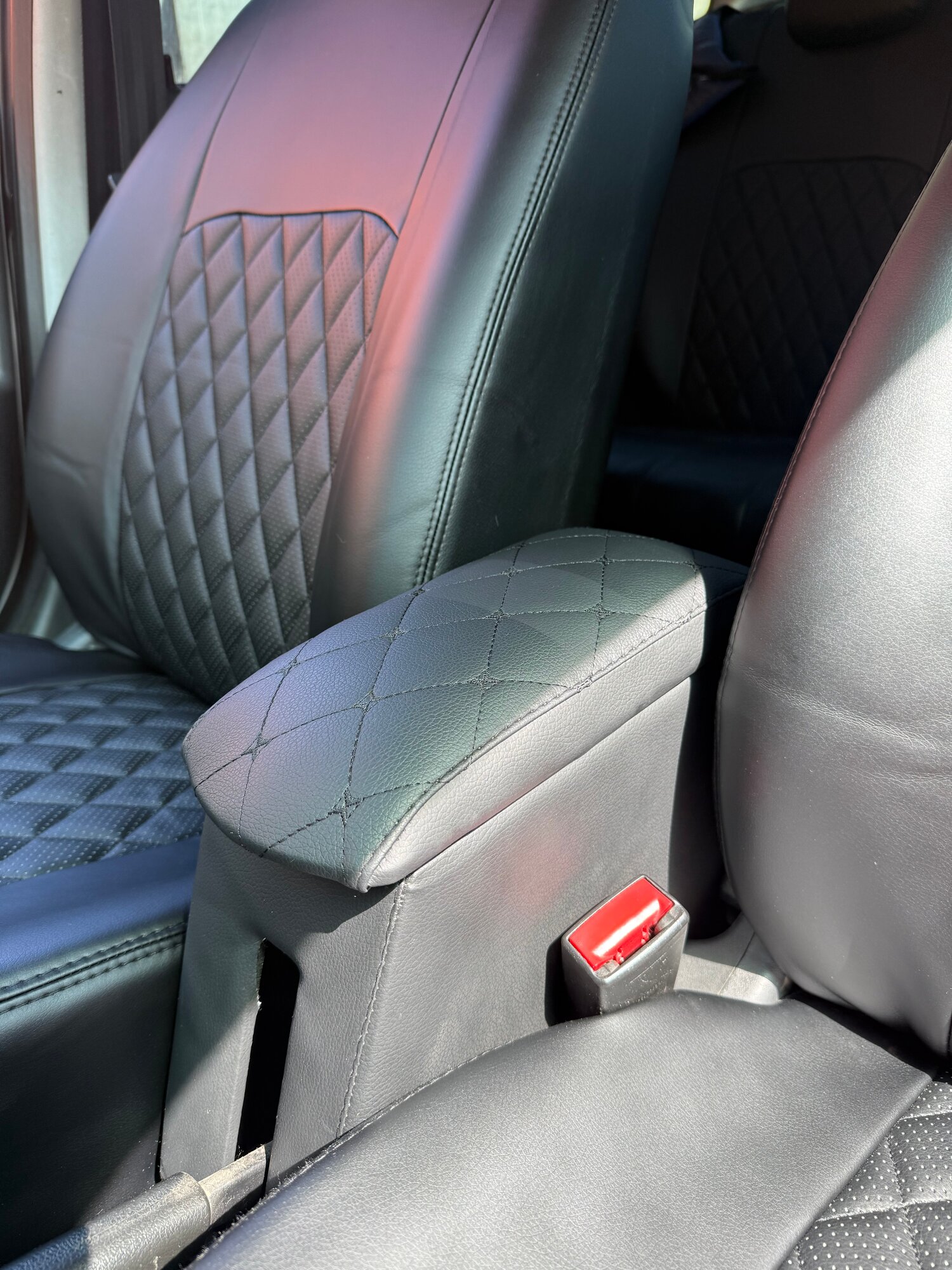 Подлокотник - бар для LADA Granta FL / Гранта / Калина. Экокожа, черный, черная строчка.