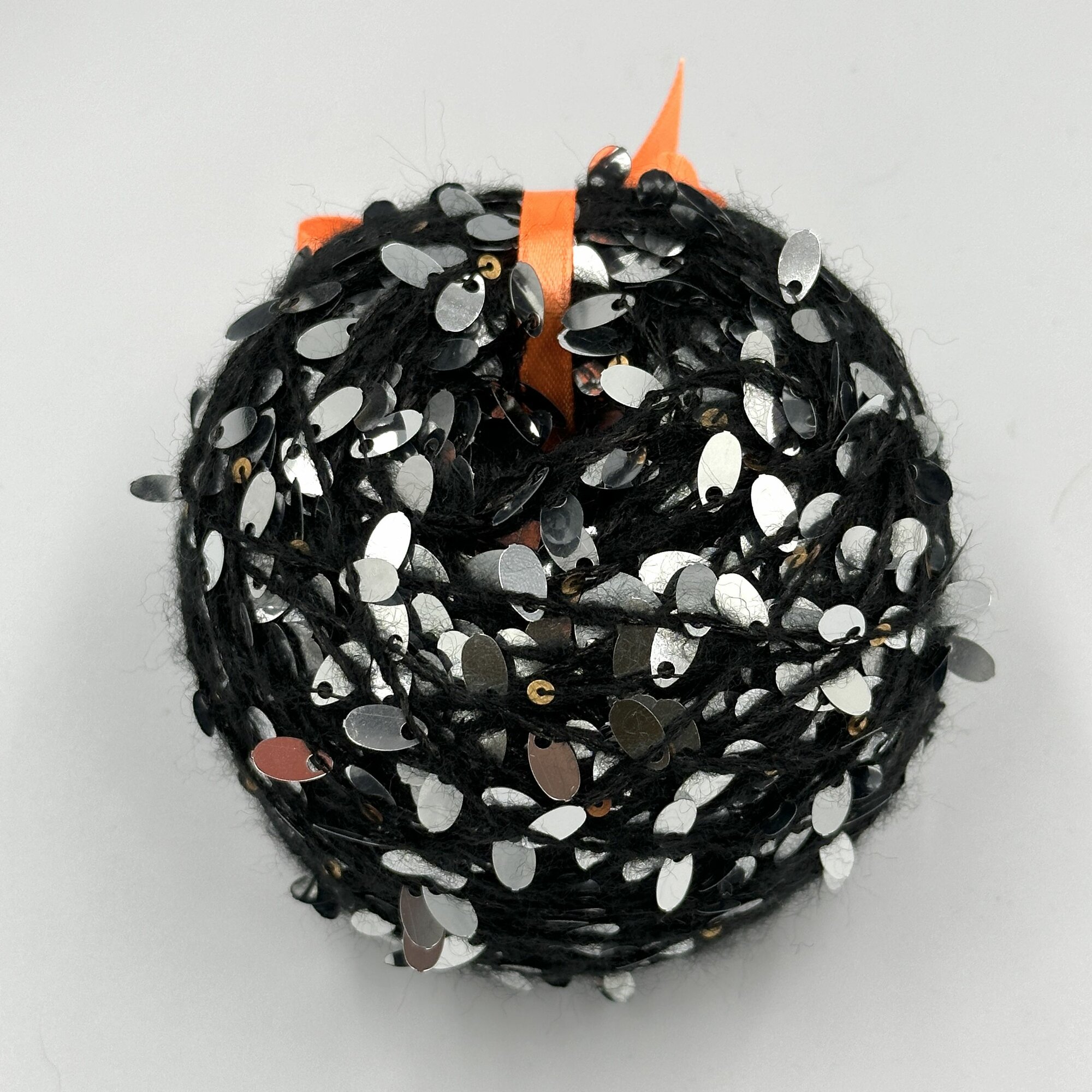 Пряжа-добавка с овальными пайетками Кассиопея (Casiopea) 016 черные с серебряными овальными и золотыми 3мм пайетками (100г 140м)