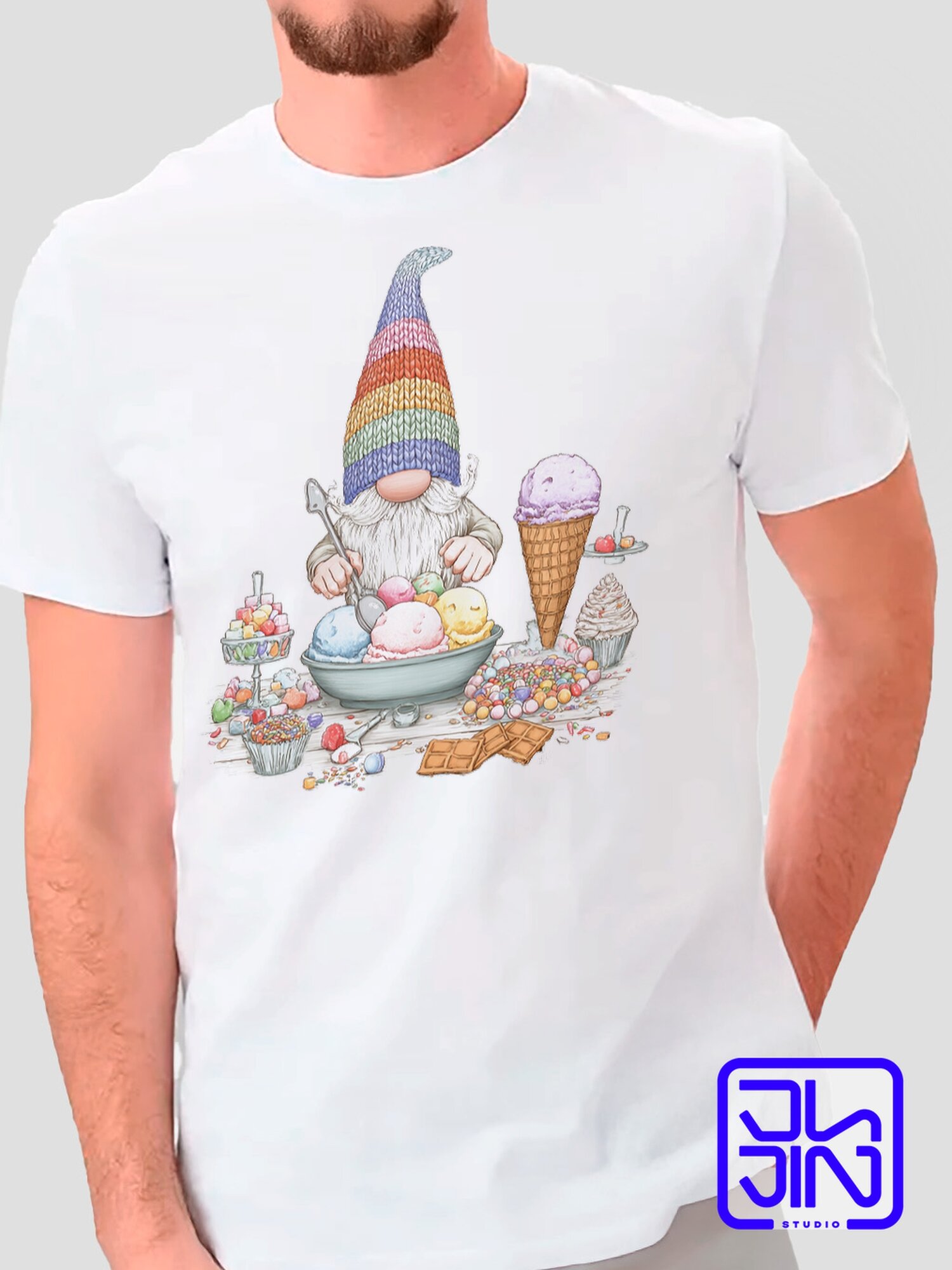 Футболка классическая мужская с авторским принтом Смешной радужный гном с веселым многоцветным мороженым и яркими конфетами, белый хлопковый трикотаж с прикольным рисунком на груди