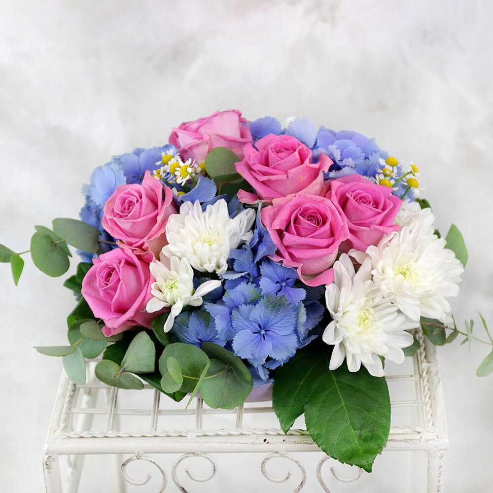 Букет Букет Маркет "Ромашки, хризантемы, гортензии, розы", на подставке, флористическая губка