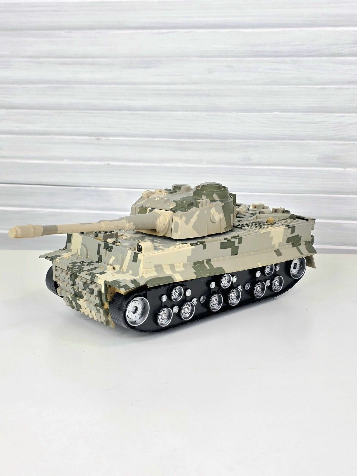 Танк на батарейках со световыми и звуковыми эффектами