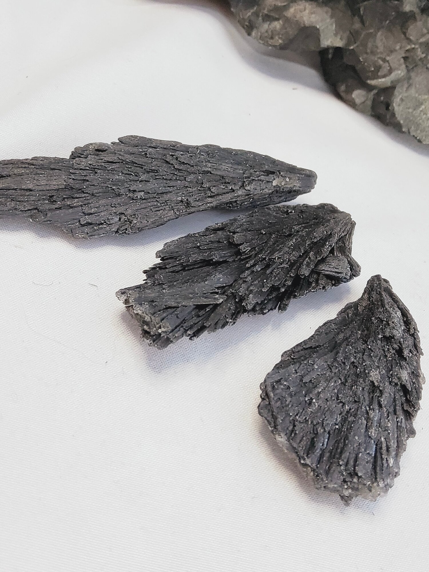 Кристалл натуральный камень Кианит. Размер M, вес 20–30 гр