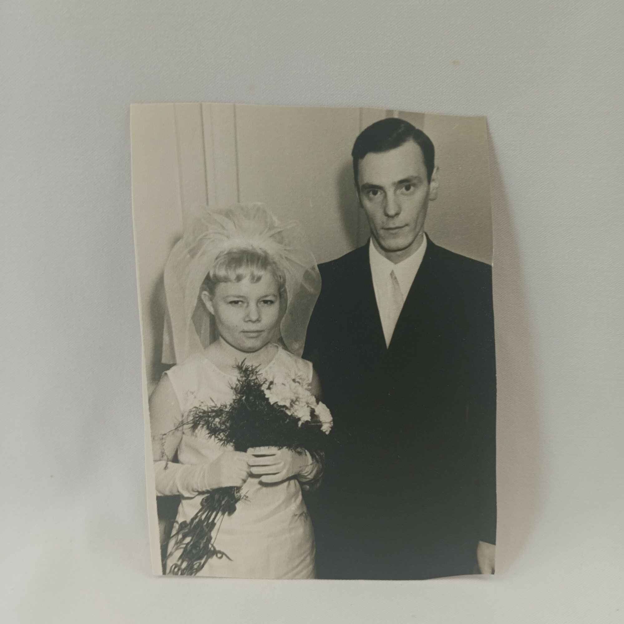 Фотография винтажная, СССР. Черно белый свадебный портрет молодоженов, бумажный фотоотпечаток