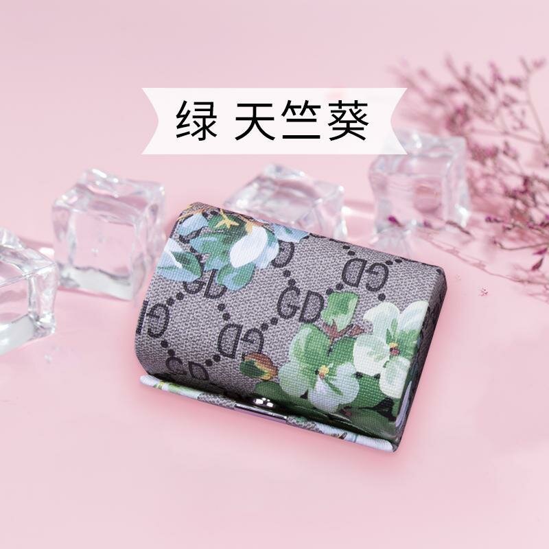 Изысканный портативный футляр для хранения вмещает две помады и оснащен зеркалом для защиты помад, украшений и USB-накопителей.