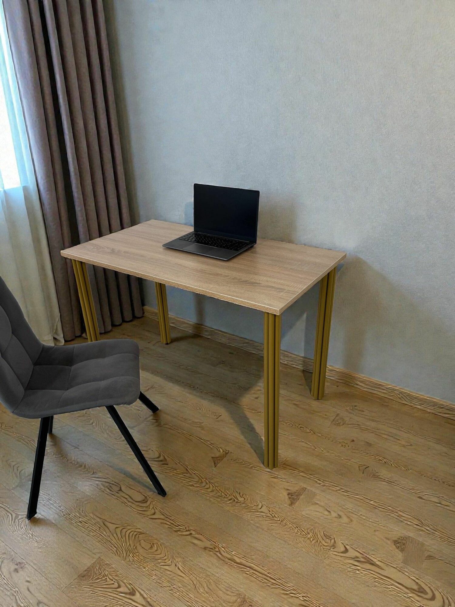 Стол дизайнерский компьютерный/ цвет Дуб Сонома, 110*60 см. Ножки золото.