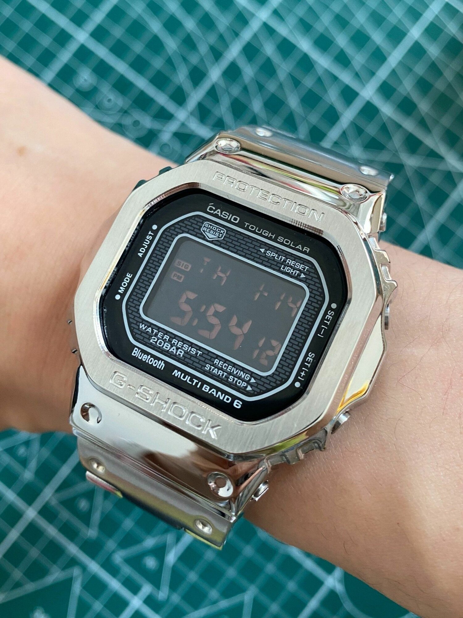 Часы Casio DW5600/GWB5600 с корпусом и браслетом из нержавеющей стали серебристого цвета