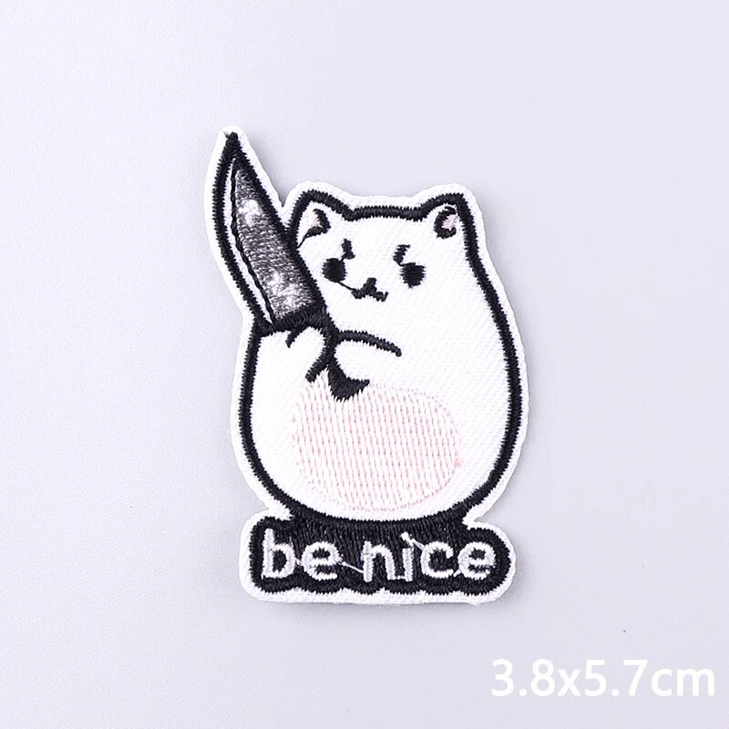 Нашивка "Кот с ножом, be nice", белая, PE9758CT