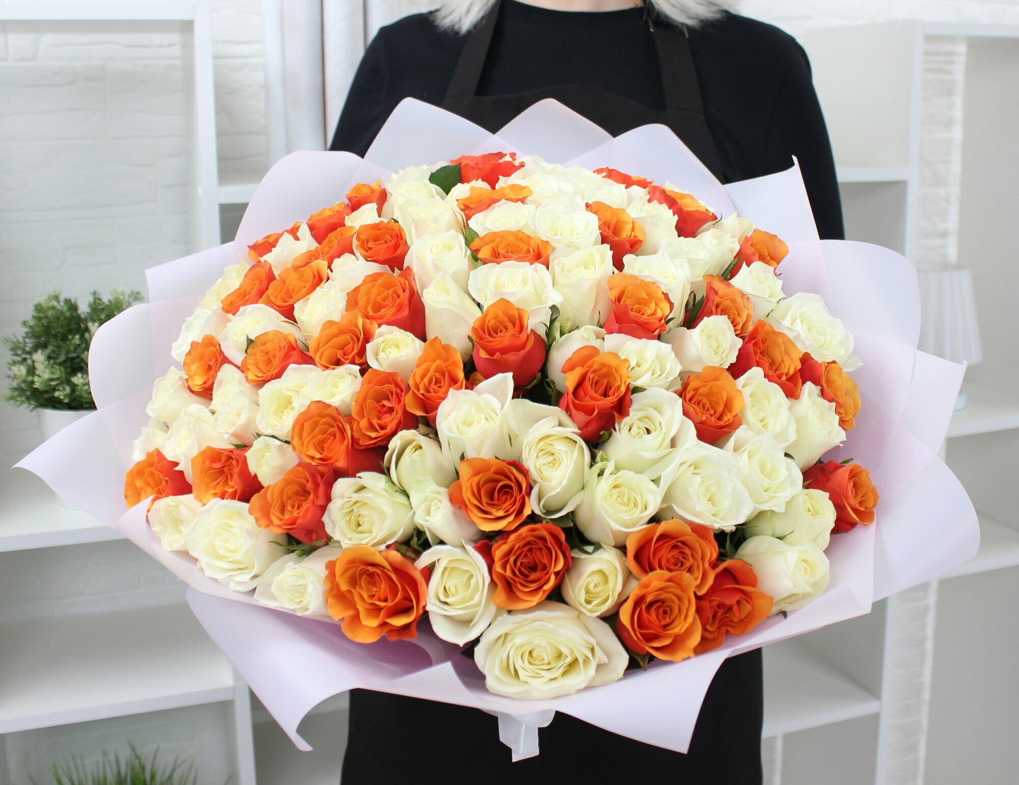 Монобукет THE FLOREAL разноцветная роза 101 штука, высота 40 см, с бантом