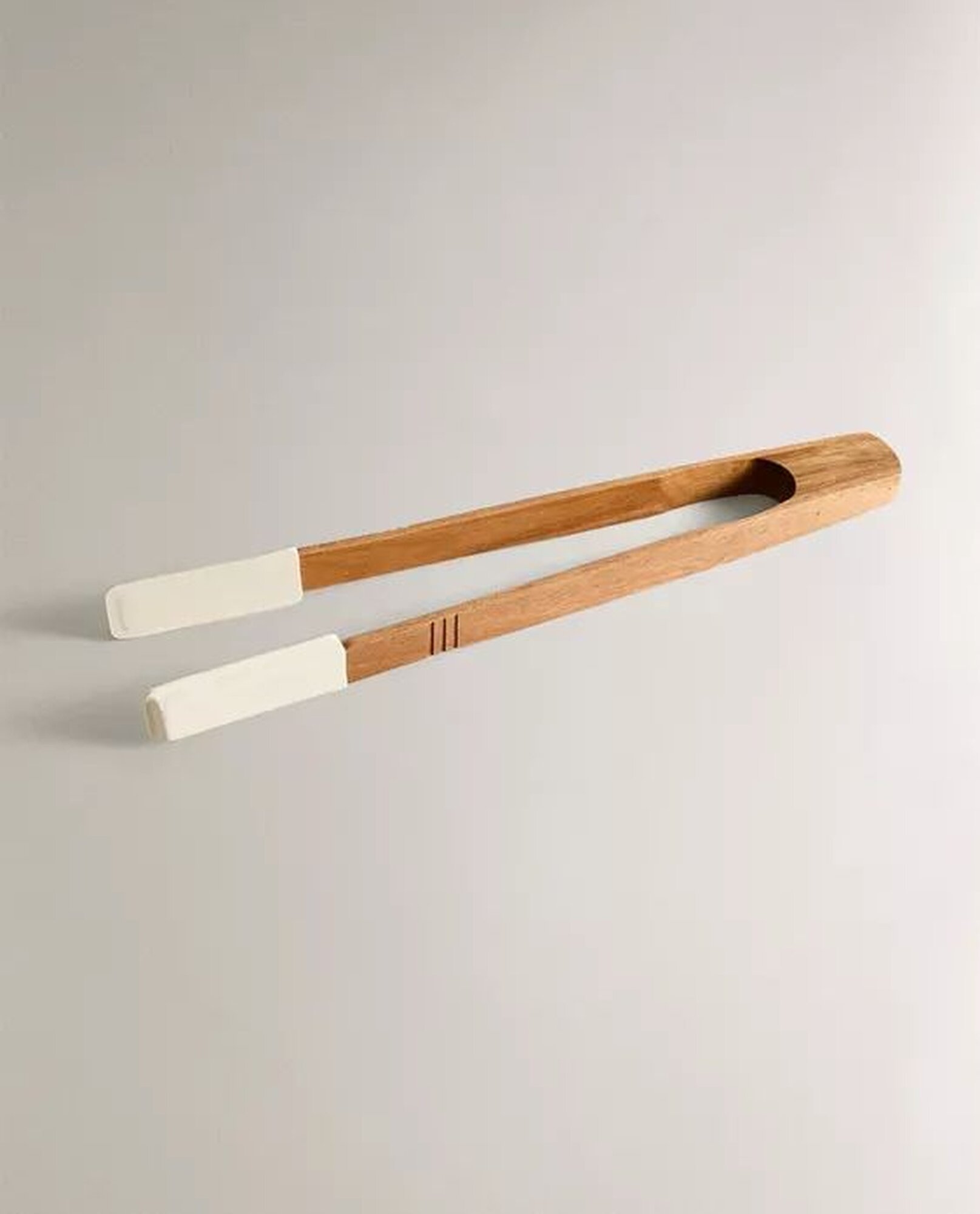 Щипцы кухонные ZARA HOME 8271/322/733 - силиконовые с деревянной ручкой, 1 шт, цвет кремовый