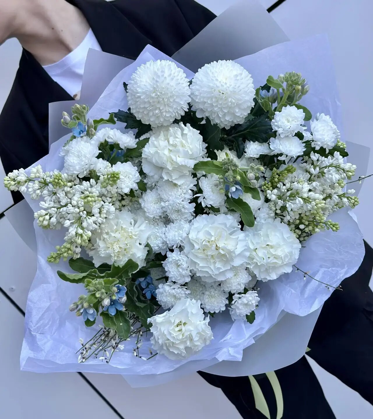 Букет хрустальный звон "Шум цветов", сирень, оксипеталум, белые диантусы и хризантема