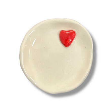 Блюдце ручной работы Катя Вебер с сердечком, белое, керамика, 5,5 см
