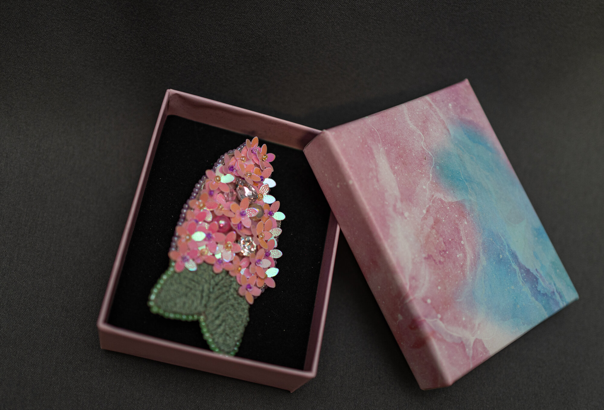 Брошь, стразы, бисер, стекло