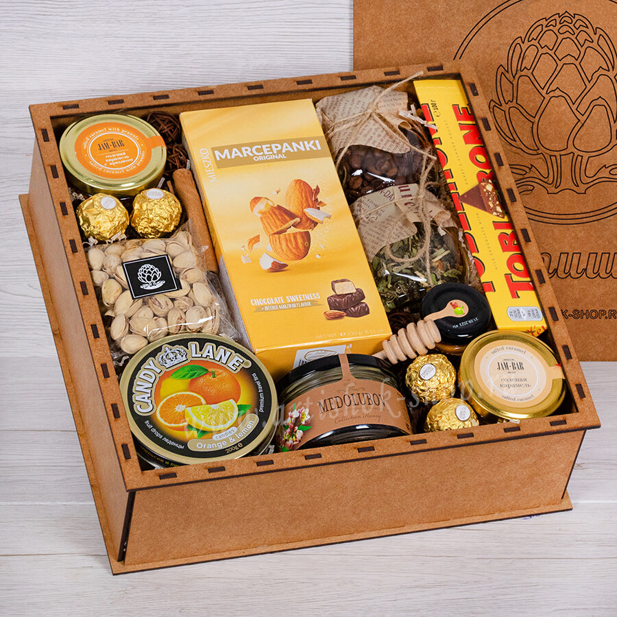 Подарочный сладкий бокс с марципановыми конфетами, мягкой карамелью, зелёным чаем и кофейными зёрнами №2220