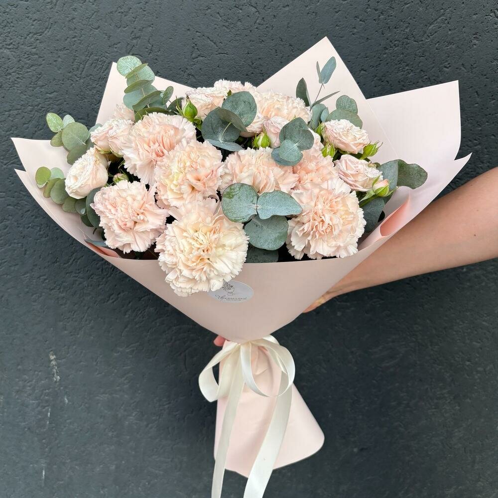 Букет живых цветов "Летний", 3 розы и 10 гвоздик с эвкалиптом, подарочный, бежевый