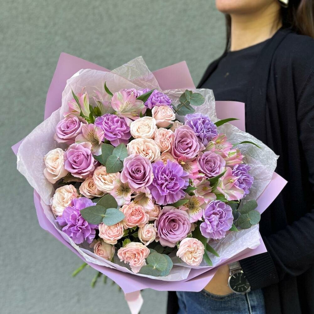 Букет с кустовой пионовидной розой, альстромерией, сиреневыми розами, лавандовыми гвоздиками и эвкалиптом