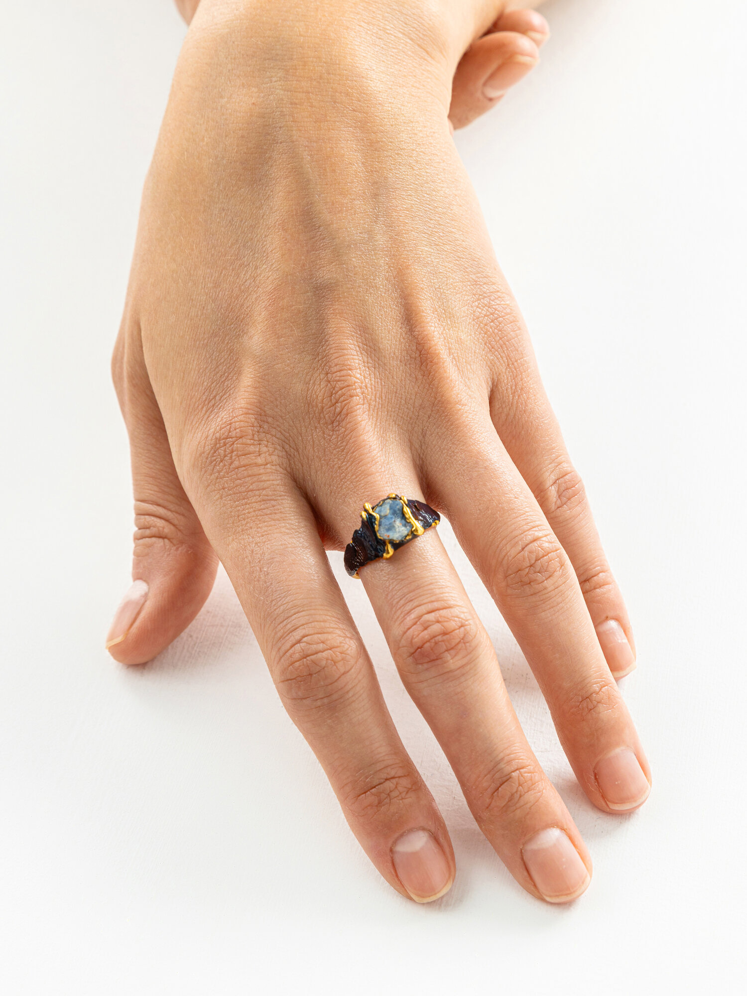 Кольцо помолвочное, серебро, 925 проба, золочение, сапфир