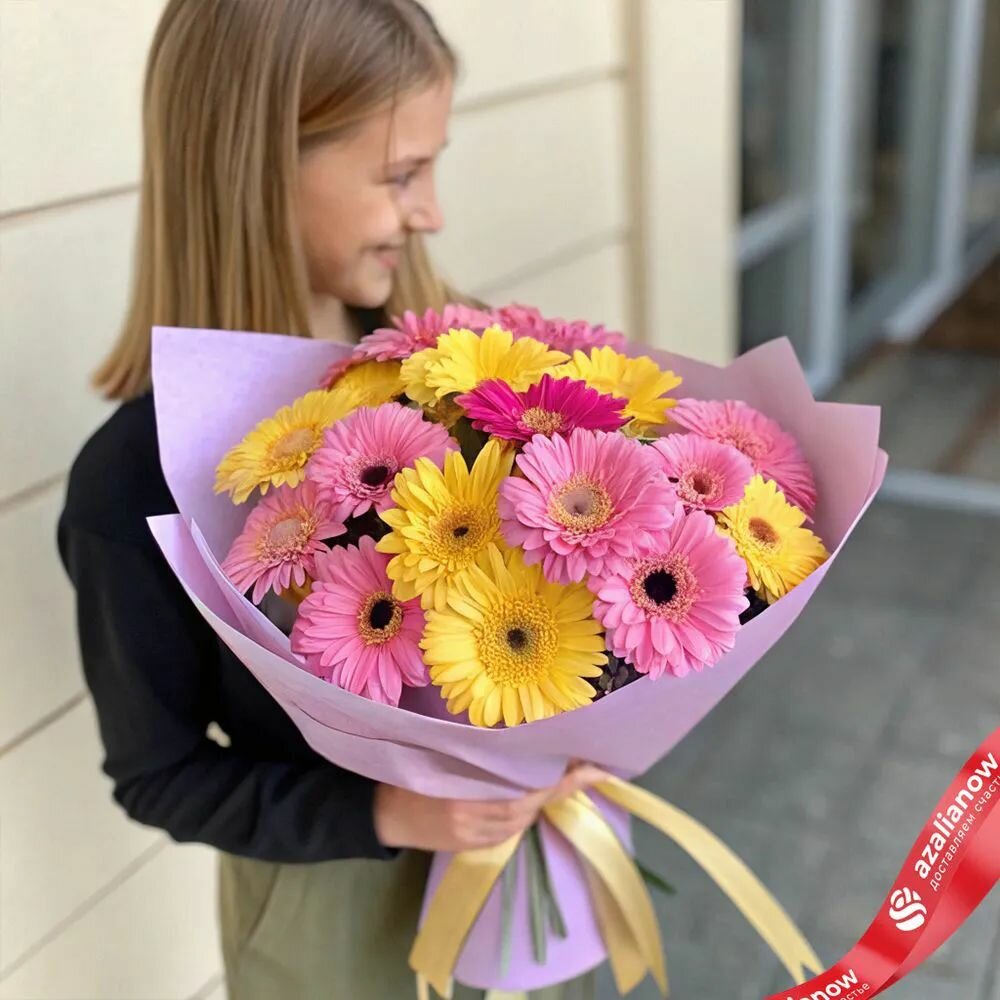 Букет из 17 розовых и желтых мини - гербер в лавандовой бумаге от АзалияНау
