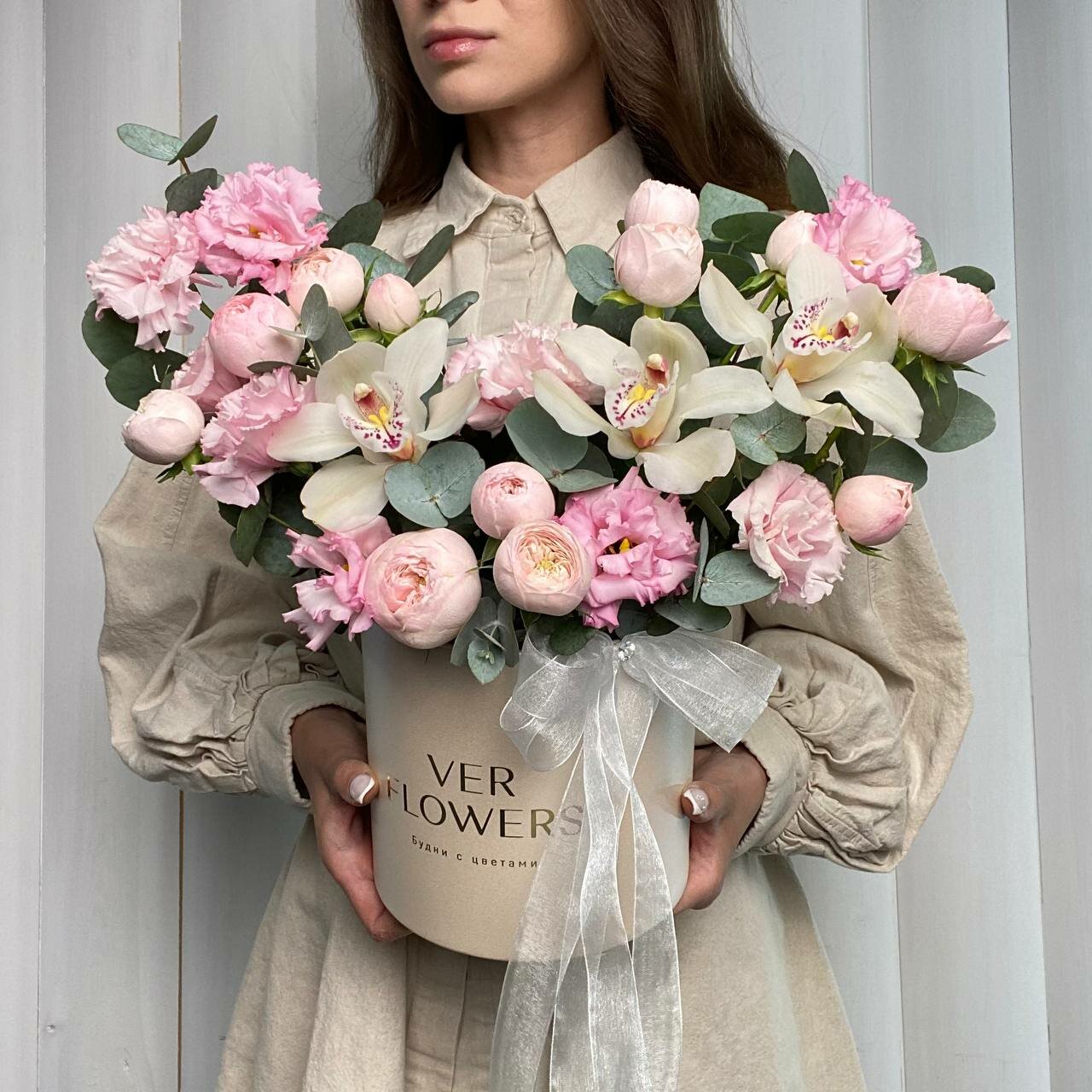 Композиция с пионовидными розами, орхидеями и эустомой в коробке с эвкалиптом Ver Flowers