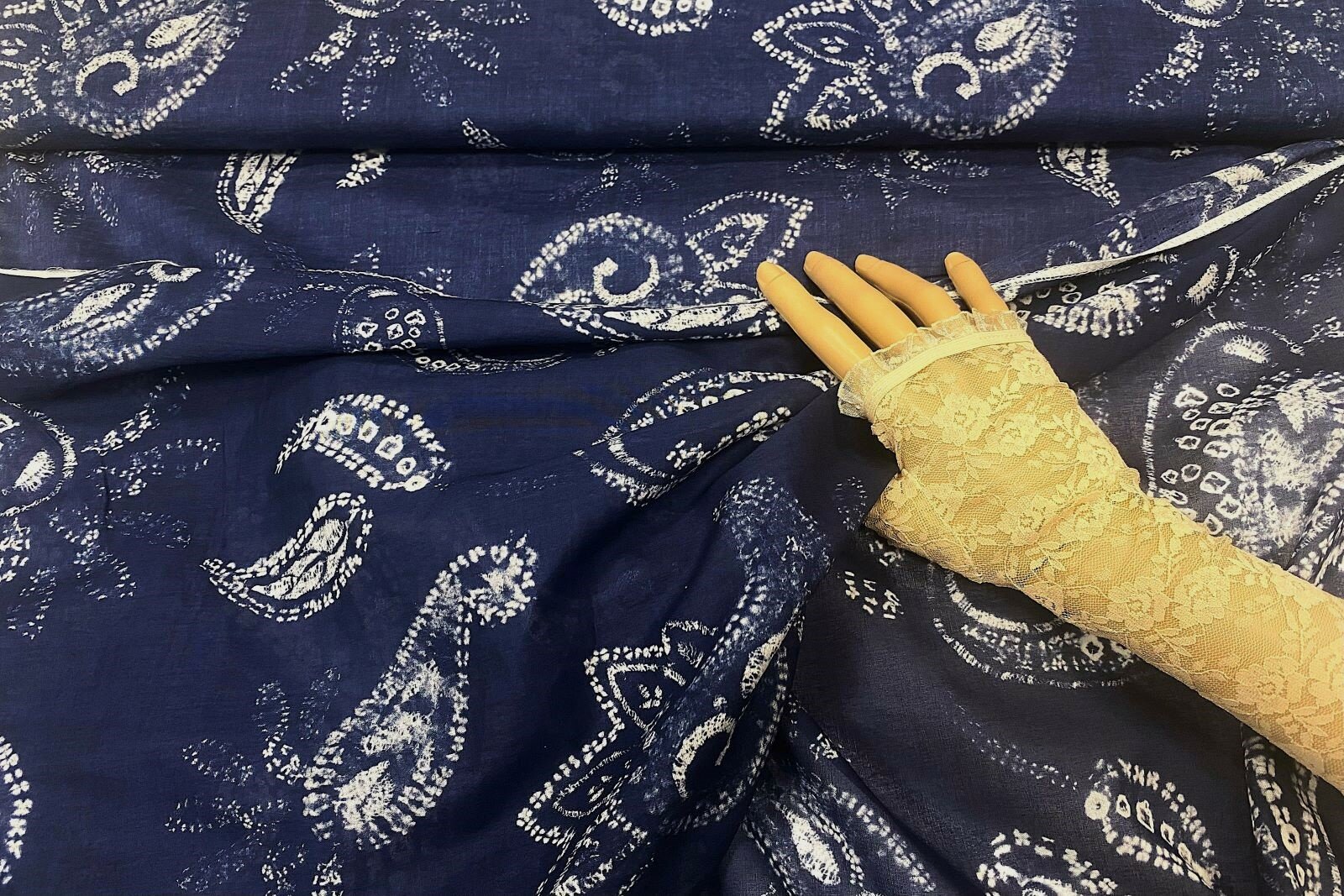Ткань Хлопок-вуаль Gianbattista Valli пейсли на темно-синем фоне, 65 г/пм, ш125см, 0,5 м