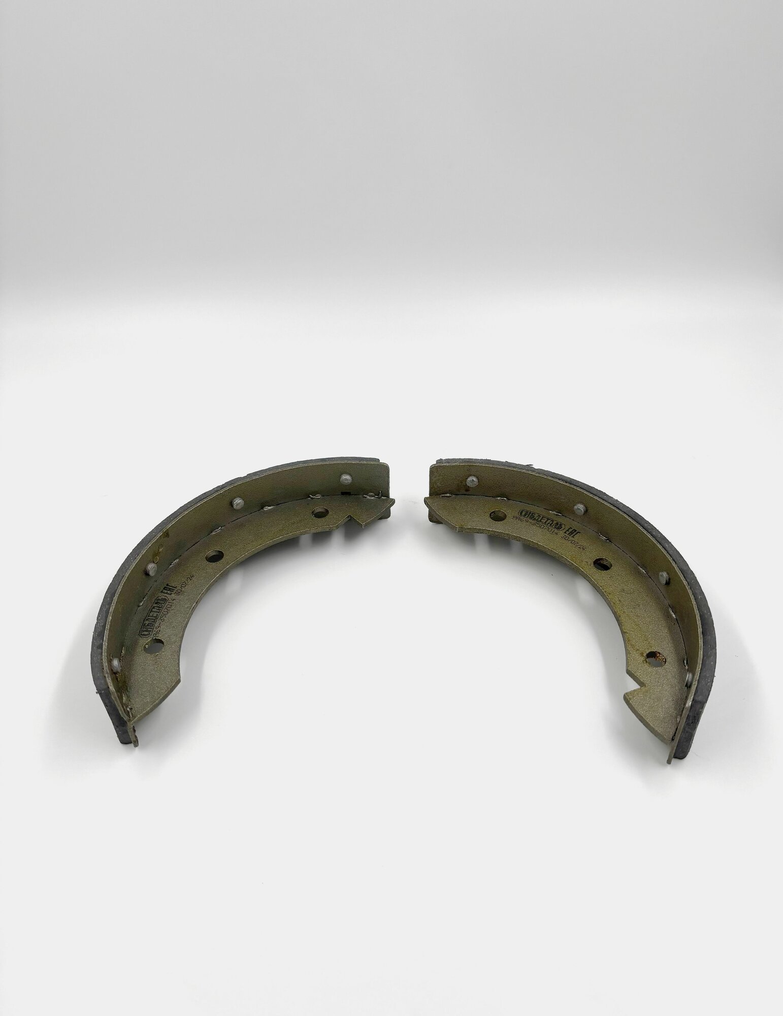 Колодки стояночного тормоза "клёпанные" (2 шт.) для автомобилей УАЗ-469, 452, Патриот, Пикап, Профи, Хантер с механической раздаточной коробкой