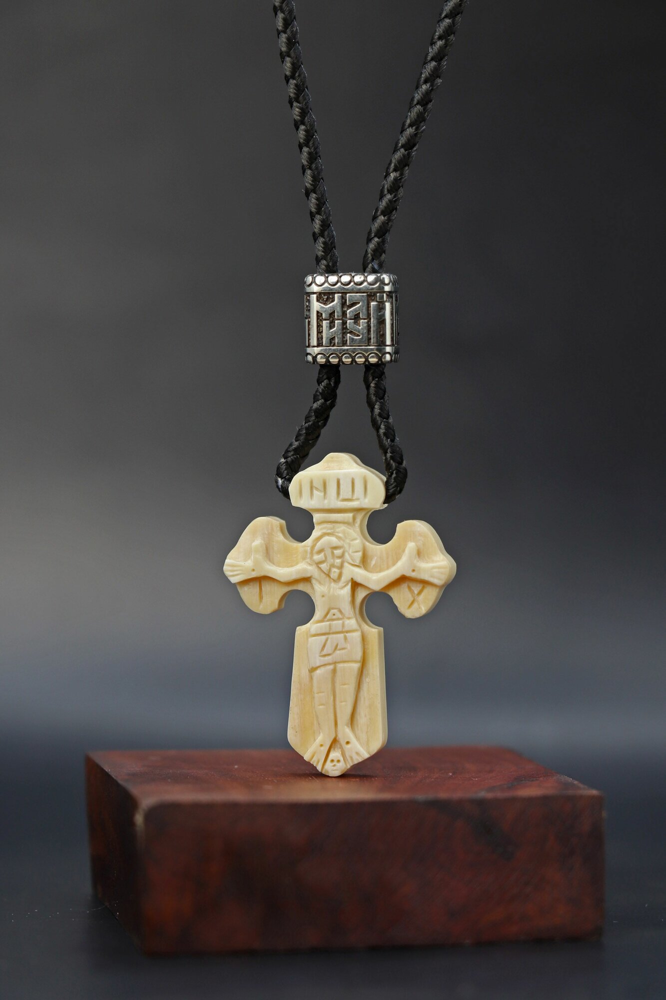 Нательный крест из бивня мамонта с фиксаторами из нейзильбера
